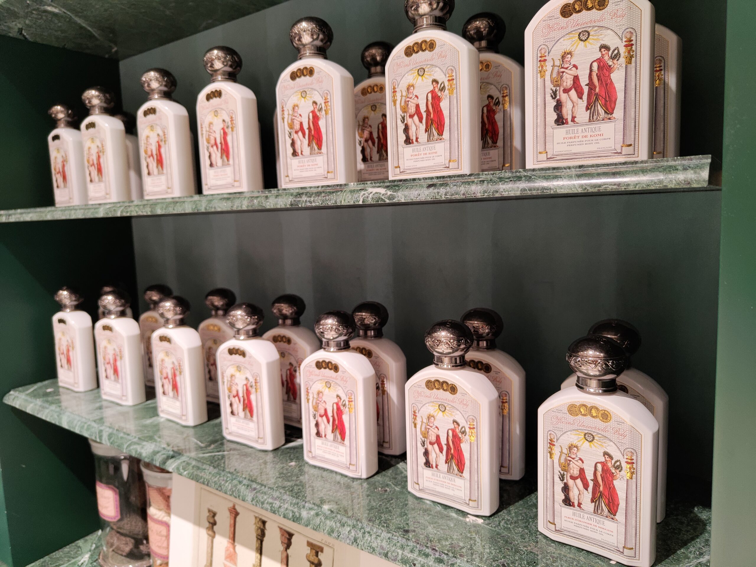 Officine Universelle Buly - Macau Closer